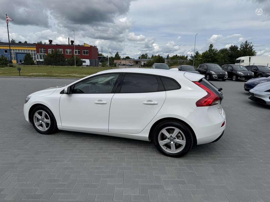 White Volvo V40 2013 in Telschi, with an engine capacity of 1.56 L and mileage of 256 thousand km for 5500 €, photo 4 on AUTOMOTO.COM.LV