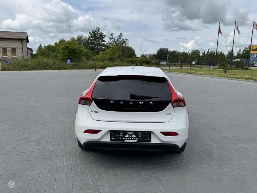White Volvo V40 2013 in Telschi, with an engine capacity of 1.56 L and mileage of 256 thousand km for 5500 €, photo 7 on AUTOMOTO.COM.LV