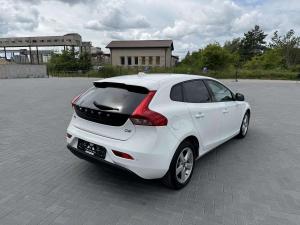 White Volvo V40 2013 in Telschi, with an engine capacity of 1.56 L and mileage of 256 thousand km for 5500 €, photo 8 on AUTOMOTO.COM.LV