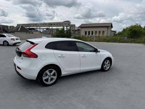 White Volvo V40 2013 in Telschi, with an engine capacity of 1.56 L and mileage of 256 thousand km for 5500 €, photo 9 on AUTOMOTO.COM.LV