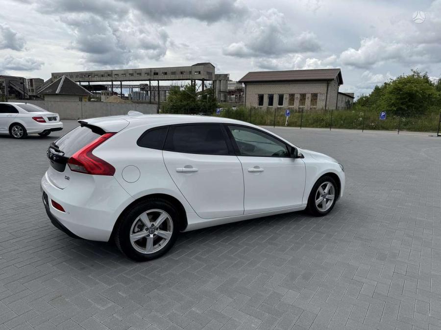 White Volvo V40 2013 in Telschi, with an engine capacity of 1.56 L and mileage of 256 thousand km for 5500 €, photo 9 on AUTOMOTO.COM.LV