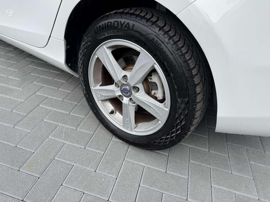 White Volvo V40 2013 in Telschi, with an engine capacity of 1.56 L and mileage of 256 thousand km for 5500 €, photo 15 on AUTOMOTO.COM.LV