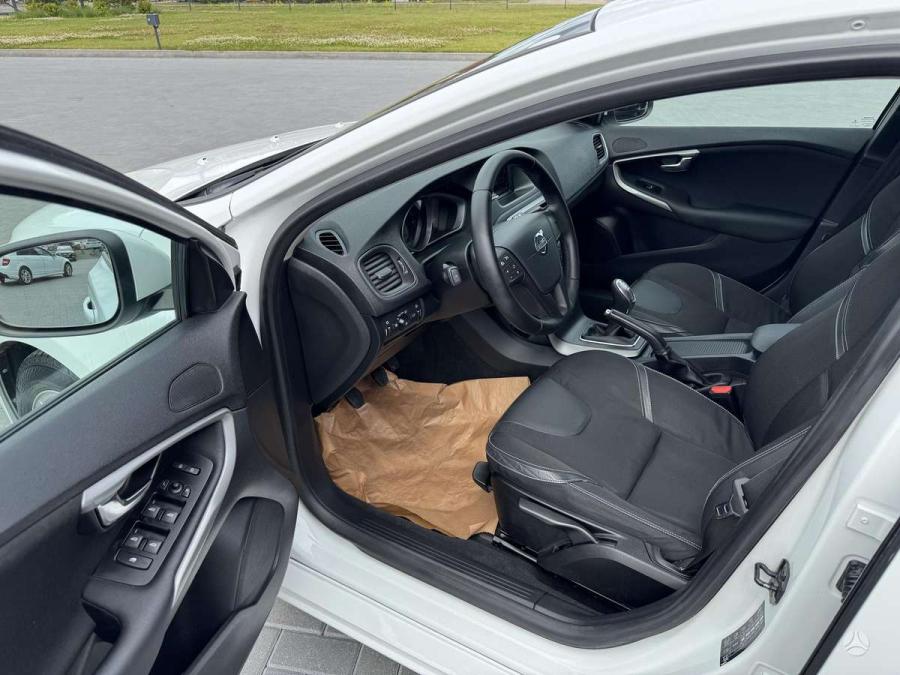 White Volvo V40 2013 in Telschi, with an engine capacity of 1.56 L and mileage of 256 thousand km for 5500 €, photo 18 on AUTOMOTO.COM.LV