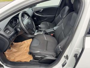 White Volvo V40 2013 in Telschi, with an engine capacity of 1.56 L and mileage of 256 thousand km for 5500 €, photo 19 on AUTOMOTO.COM.LV