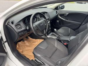 White Volvo V40 2013 in Telschi, with an engine capacity of 1.56 L and mileage of 256 thousand km for 5500 €, photo 20 on AUTOMOTO.COM.LV