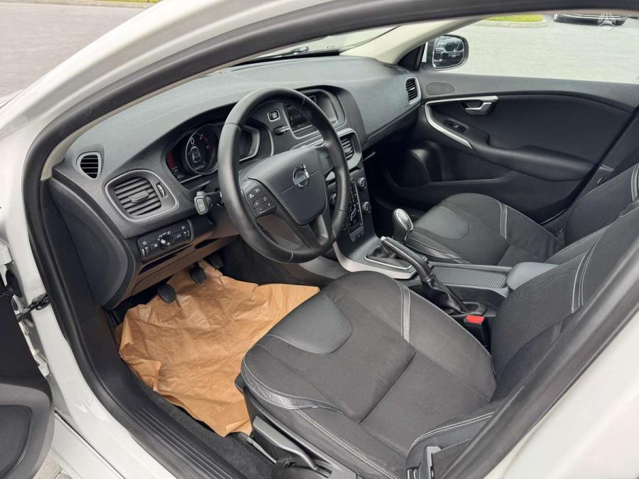 White Volvo V40 2013 in Telschi, with an engine capacity of 1.56 L and mileage of 256 thousand km for 5500 €, photo 20 on AUTOMOTO.COM.LV
