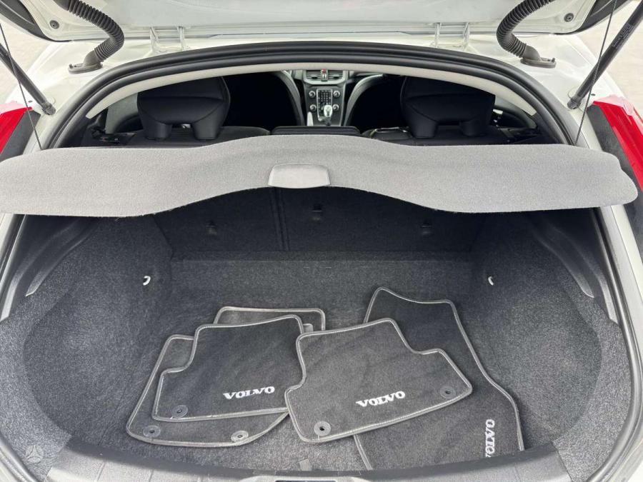 White Volvo V40 2013 in Telschi, with an engine capacity of 1.56 L and mileage of 256 thousand km for 5500 €, photo 23 on AUTOMOTO.COM.LV