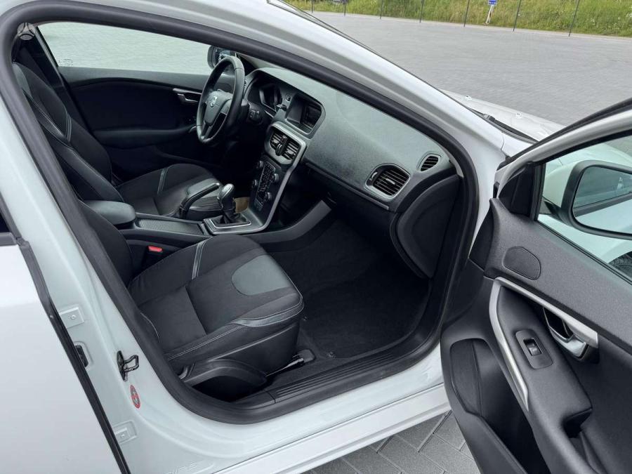 White Volvo V40 2013 in Telschi, with an engine capacity of 1.56 L and mileage of 256 thousand km for 5500 €, photo 25 on AUTOMOTO.COM.LV