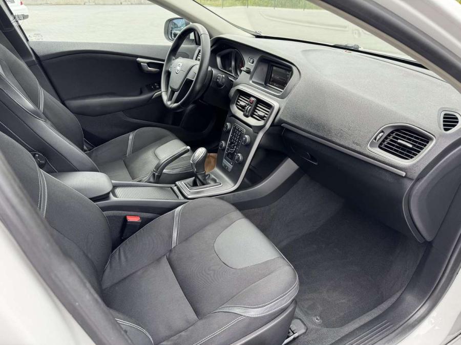 White Volvo V40 2013 in Telschi, with an engine capacity of 1.56 L and mileage of 256 thousand km for 5500 €, photo 26 on AUTOMOTO.COM.LV