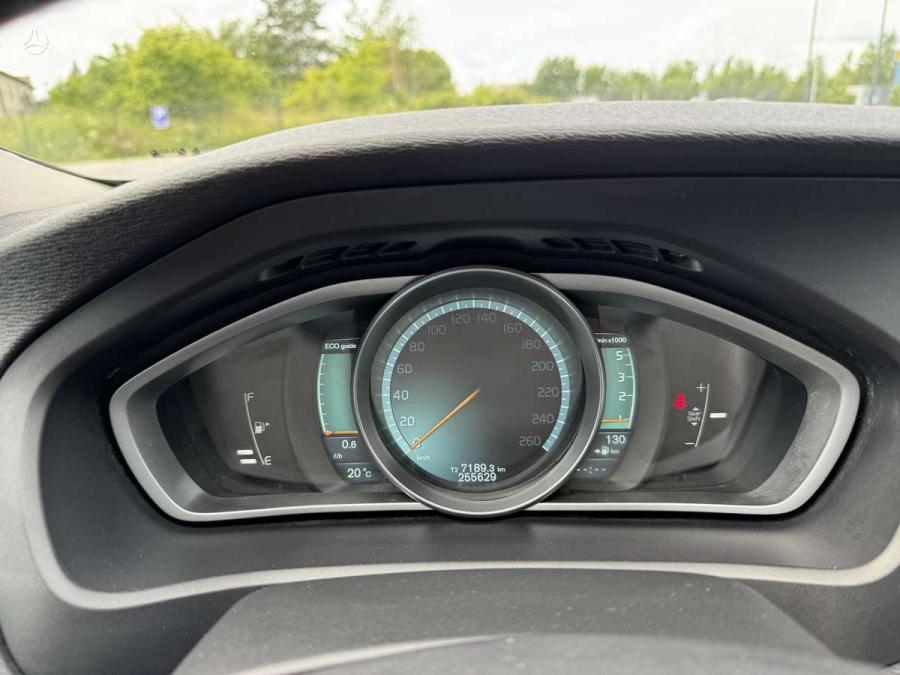 White Volvo V40 2013 in Telschi, with an engine capacity of 1.56 L and mileage of 256 thousand km for 5500 €, photo 29 on AUTOMOTO.COM.LV