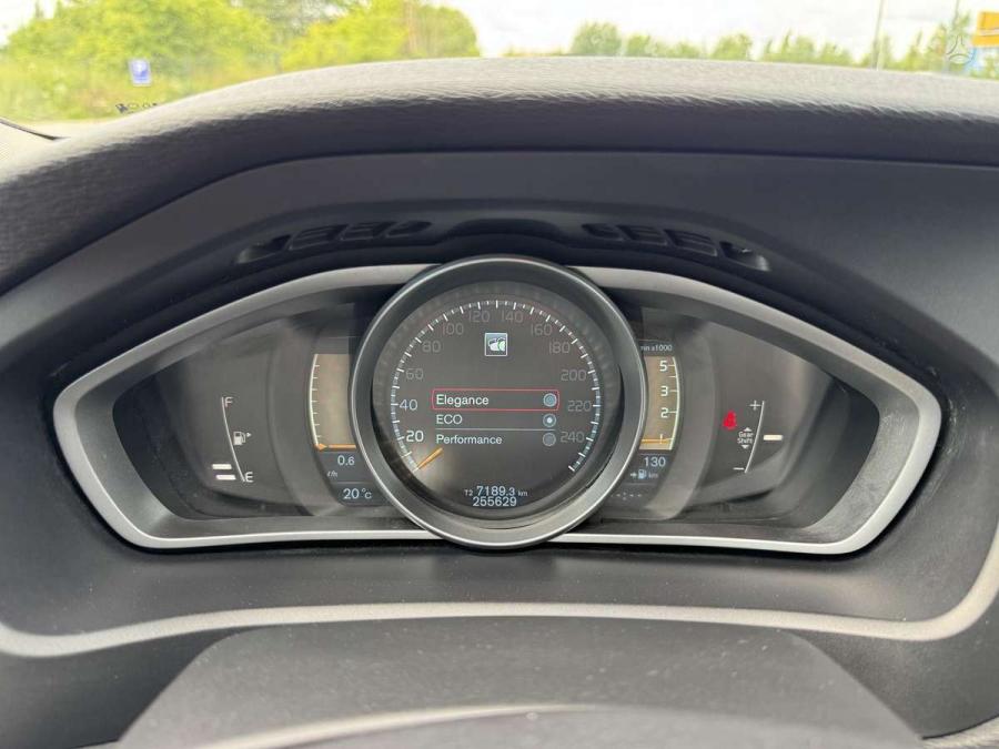 White Volvo V40 2013 in Telschi, with an engine capacity of 1.56 L and mileage of 256 thousand km for 5500 €, photo 30 on AUTOMOTO.COM.LV