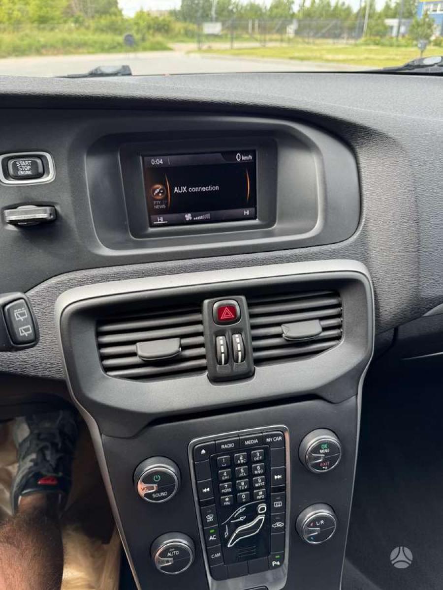 White Volvo V40 2013 in Telschi, with an engine capacity of 1.56 L and mileage of 256 thousand km for 5500 €, photo 35 on AUTOMOTO.COM.LV