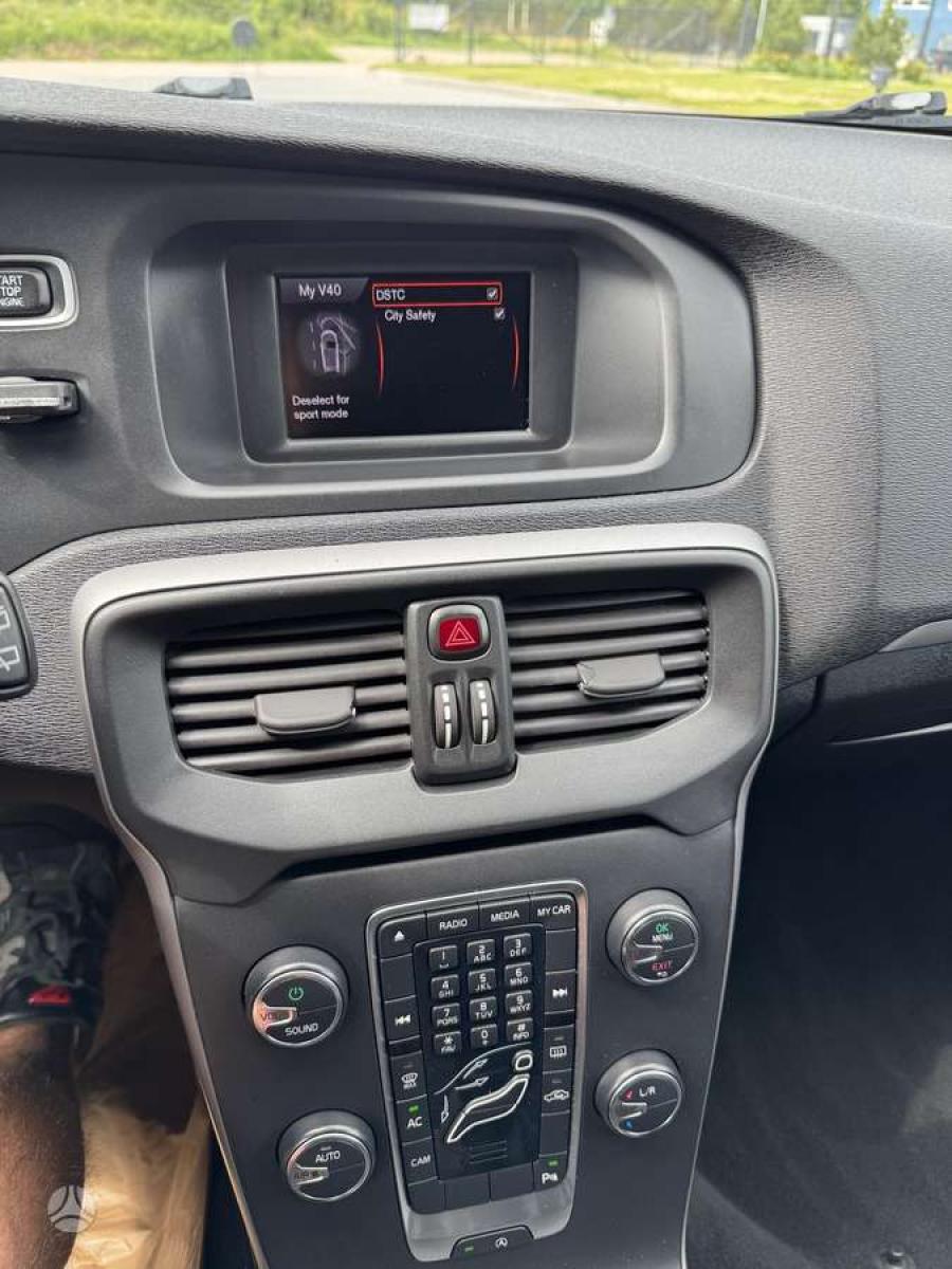 White Volvo V40 2013 in Telschi, with an engine capacity of 1.56 L and mileage of 256 thousand km for 5500 €, photo 36 on AUTOMOTO.COM.LV