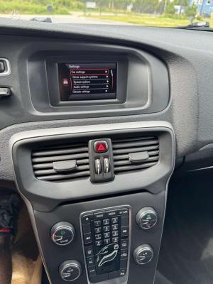 White Volvo V40 2013 in Telschi, with an engine capacity of 1.56 L and mileage of 256 thousand km for 5500 €, photo 37 on AUTOMOTO.COM.LV
