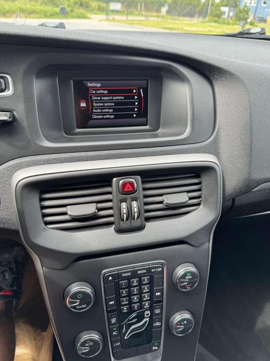 White Volvo V40 2013 in Telschi, with an engine capacity of 1.56 L and mileage of 256 thousand km for 5500 €, photo 37 on AUTOMOTO.COM.LV