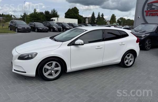 White Volvo V40 2013 in Telschi, with an engine capacity of 1.60 L and mileage of 255 thousand km for 5490 €, photo 5 on AUTOMOTO.COM.LV