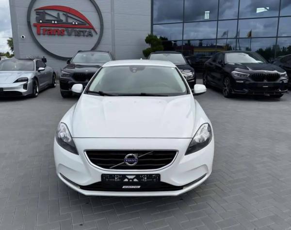White Volvo V40 2013 in Telschi, with an engine capacity of 1.60 L and mileage of 255 thousand km for 5490 €, photo 3 on AUTOMOTO.COM.LV