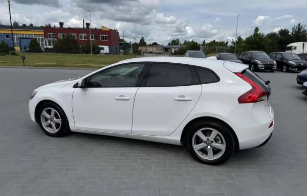 White Volvo V40 2013 in Telschi, with an engine capacity of 1.60 L and mileage of 255 thousand km for 5490 €, photo 5 on AUTOMOTO.COM.LV