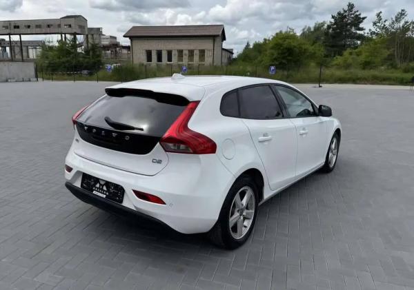 White Volvo V40 2013 in Telschi, with an engine capacity of 1.60 L and mileage of 255 thousand km for 5490 €, photo 8 on AUTOMOTO.COM.LV