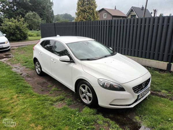 White Volvo V40 2013 in Plunge, with an engine capacity of 1.60 L and mileage of 280 thousand km for 4900 €, photo 1 on AUTOMOTO.COM.LV