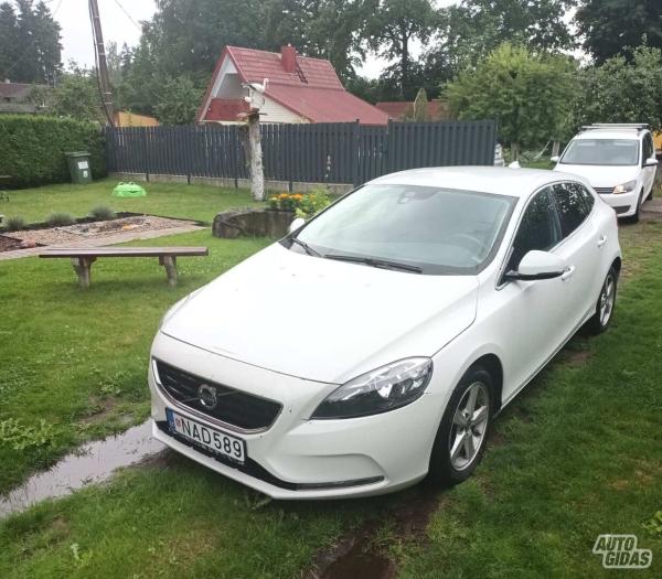 White Volvo V40 2013 in Plunge, with an engine capacity of 1.60 L and mileage of 280 thousand km for 4900 €, photo 2 on AUTOMOTO.COM.LV
