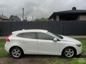 White Volvo V40 2013 in Plunge, with an engine capacity of 1.60 L and mileage of 280 thousand km for 4900 €, photo 4 on AUTOMOTO.COM.LV