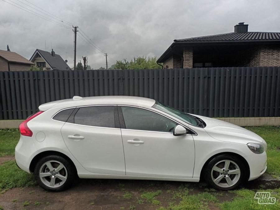 White Volvo V40 2013 in Plunge, with an engine capacity of 1.60 L and mileage of 280 thousand km for 4900 €, photo 4 on AUTOMOTO.COM.LV