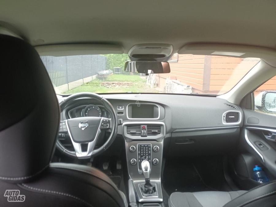 White Volvo V40 2013 in Plunge, with an engine capacity of 1.60 L and mileage of 280 thousand km for 4900 €, photo 6 on AUTOMOTO.COM.LV