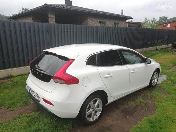 White Volvo V40 2013 in Plunge, with an engine capacity of 1.60 L and mileage of 280 thousand km for 4900 €, photo 6 on AUTOMOTO.COM.LV