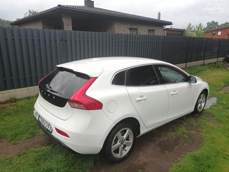 White Volvo V40 2013 in Plunge, with an engine capacity of 1.60 L and mileage of 280 thousand km for 4900 €, photo 7 on AUTOMOTO.COM.LV