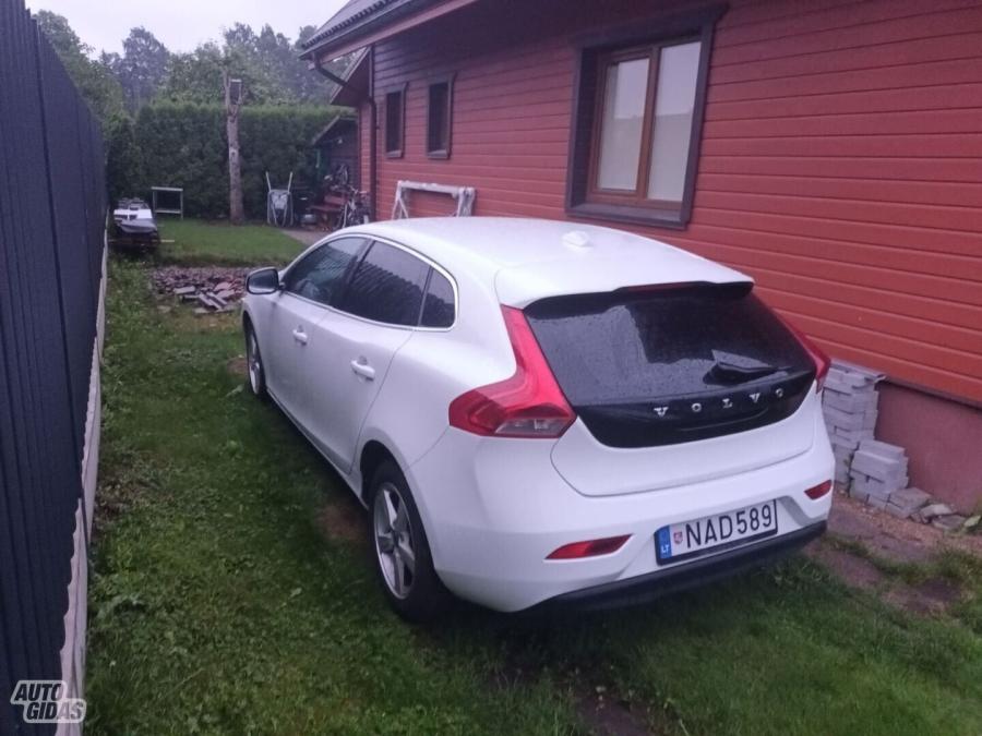 White Volvo V40 2013 in Plunge, with an engine capacity of 1.60 L and mileage of 280 thousand km for 4900 €, photo 8 on AUTOMOTO.COM.LV