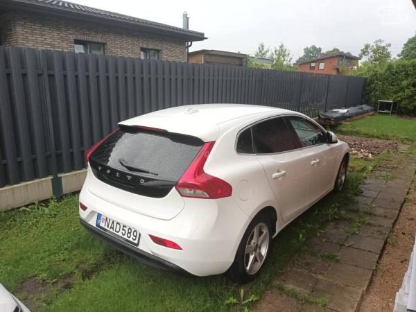 White Volvo V40 2013 in Plunge, with an engine capacity of 1.60 L and mileage of 280 thousand km for 4900 €, photo 8 on AUTOMOTO.COM.LV