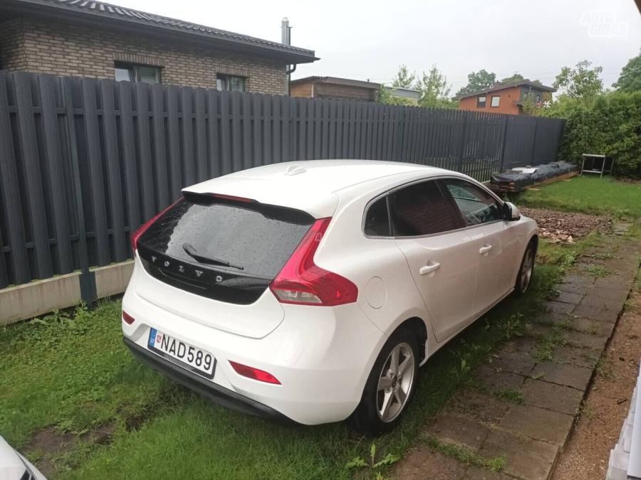 White Volvo V40 2013 in Plunge, with an engine capacity of 1.60 L and mileage of 280 thousand km for 4900 €, photo 9 on AUTOMOTO.COM.LV