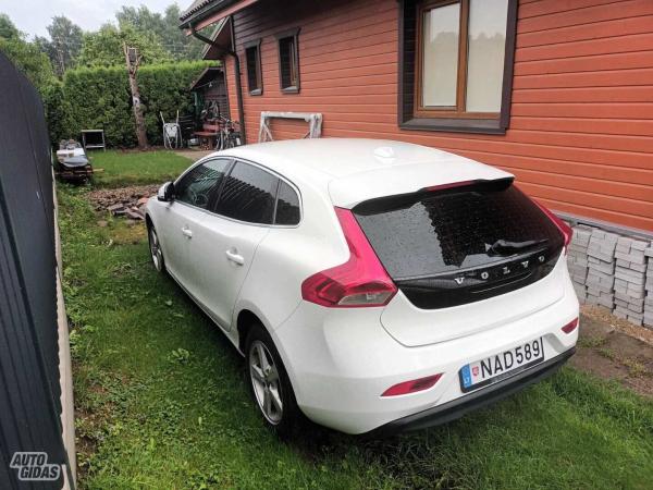 White Volvo V40 2013 in Plunge, with an engine capacity of 1.60 L and mileage of 280 thousand km for 4900 €, photo 9 on AUTOMOTO.COM.LV