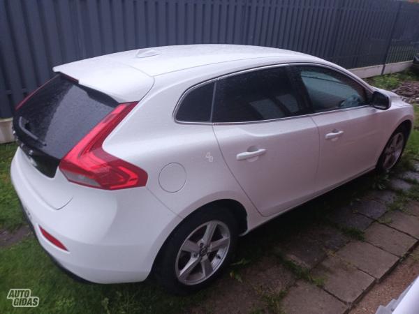 White Volvo V40 2013 in Plunge, with an engine capacity of 1.60 L and mileage of 280 thousand km for 4900 €, photo 10 on AUTOMOTO.COM.LV