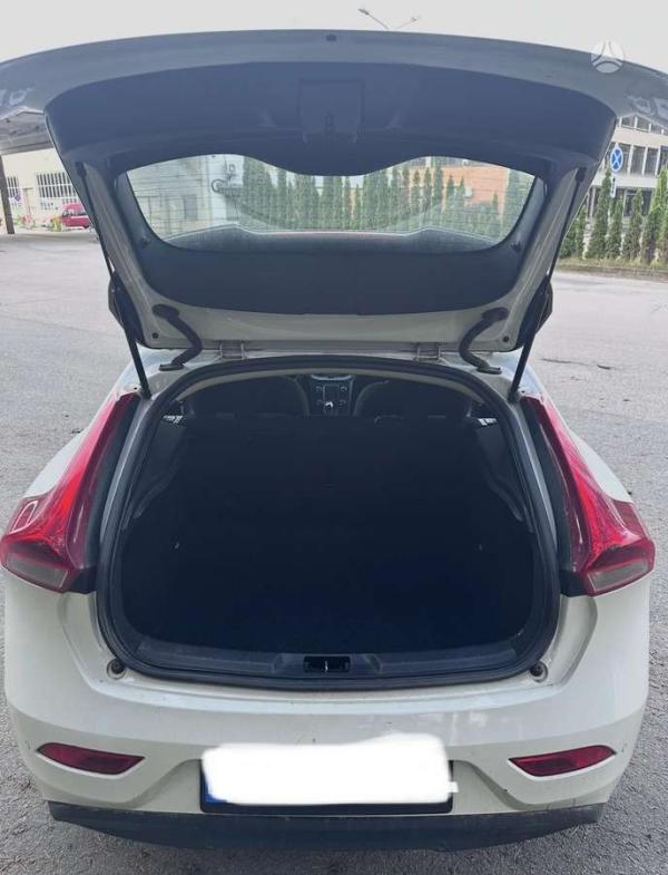 White Volvo V40 2013 in Vilnius, with an engine capacity of 1.56 L and mileage of 223 thousand km for 4450 €, photo 3 on AUTOMOTO.COM.LV