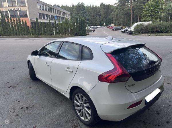 White Volvo V40 2013 in Vilnius, with an engine capacity of 1.56 L and mileage of 223 thousand km for 4450 €, photo 4 on AUTOMOTO.COM.LV