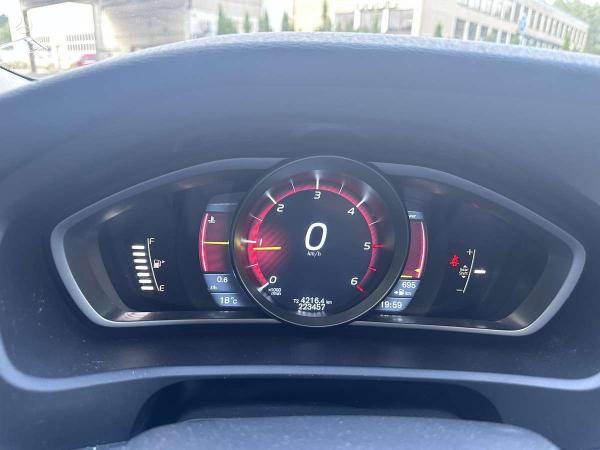 White Volvo V40 2013 in Vilnius, with an engine capacity of 1.56 L and mileage of 223 thousand km for 4450 €, photo 7 on AUTOMOTO.COM.LV