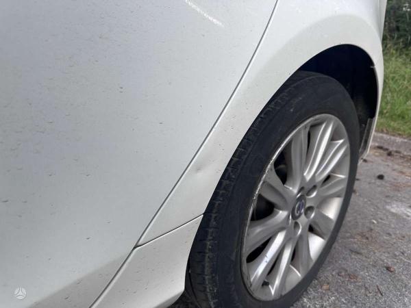 White Volvo V40 2013 in Vilnius, with an engine capacity of 1.56 L and mileage of 223 thousand km for 4450 €, photo 8 on AUTOMOTO.COM.LV