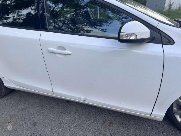White Volvo V40 2013 in Vilnius, with an engine capacity of 1.56 L and mileage of 223 thousand km for 4450 €, photo 9 on AUTOMOTO.COM.LV