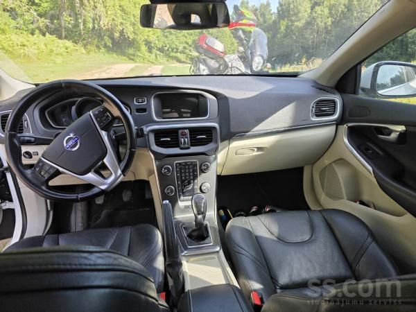 Balts Volvo V40 2013 Madona, ar dzinēja tilpumu 1.60 L un nobraukumu 330 tūkst. km par 3000 €, foto 2 vietnē AUTOMOTO.COM.LV