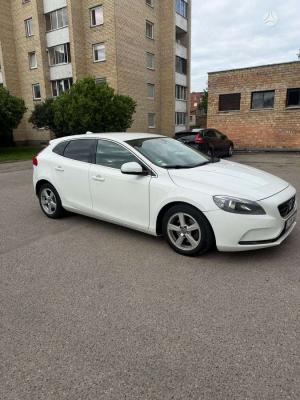 White Volvo V40 2013 in Kaunas, with an engine capacity of 1.56 L and mileage of 323 thousand km for 5200 €, photo  on AUTOMOTO.COM.LV