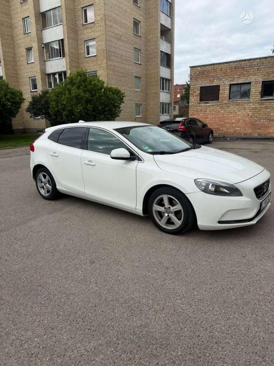 White Volvo V40 2013 in Kaunas, with an engine capacity of 1.56 L and mileage of 323 thousand km for 5200 €, photo 1 on AUTOMOTO.COM.LV