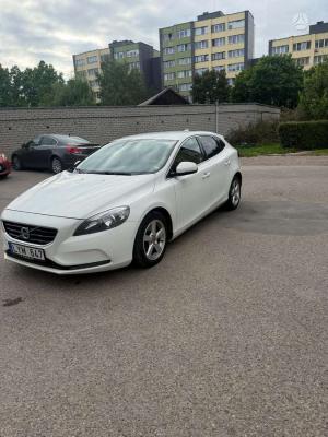 White Volvo V40 2013 in Kaunas, with an engine capacity of 1.56 L and mileage of 323 thousand km for 5200 €, photo 3 on AUTOMOTO.COM.LV