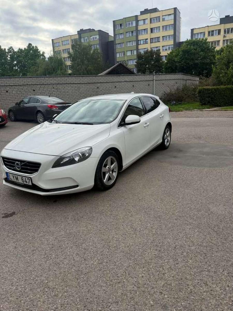 White Volvo V40 2013 in Kaunas, with an engine capacity of 1.56 L and mileage of 323 thousand km for 5200 €, photo 3 on AUTOMOTO.COM.LV