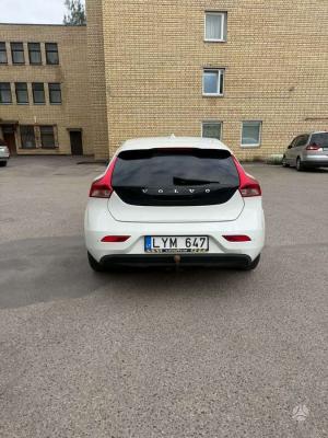 White Volvo V40 2013 in Kaunas, with an engine capacity of 1.56 L and mileage of 323 thousand km for 5200 €, photo 4 on AUTOMOTO.COM.LV