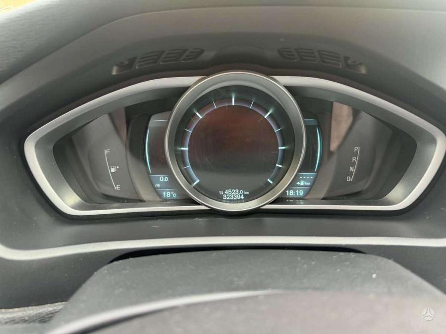 White Volvo V40 2013 in Kaunas, with an engine capacity of 1.56 L and mileage of 323 thousand km for 5200 €, photo 5 on AUTOMOTO.COM.LV