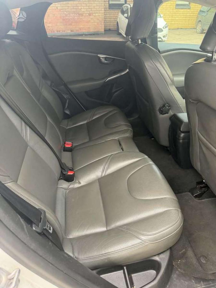 White Volvo V40 2013 in Kaunas, with an engine capacity of 1.56 L and mileage of 323 thousand km for 5200 €, photo 7 on AUTOMOTO.COM.LV