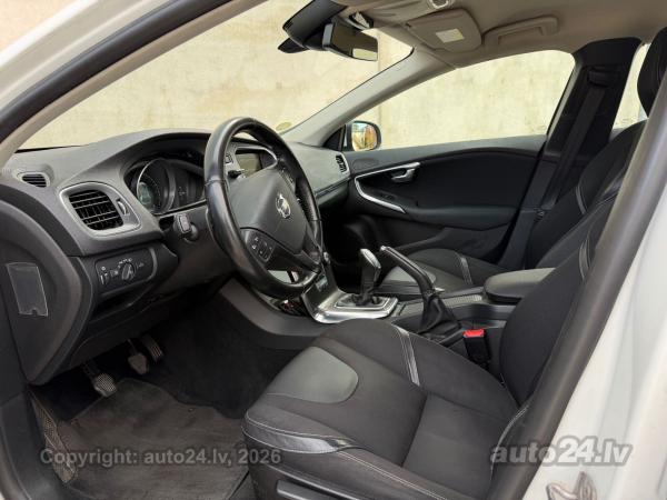 White Volvo V40 2013 in Tartu, with an engine capacity of 1.60 L and mileage of 342 thousand km for 4890 €, photo 8 on AUTOMOTO.COM.LV