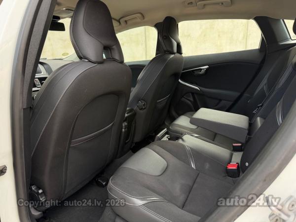 White Volvo V40 2013 in Tartu, with an engine capacity of 1.60 L and mileage of 342 thousand km for 4890 €, photo 9 on AUTOMOTO.COM.LV